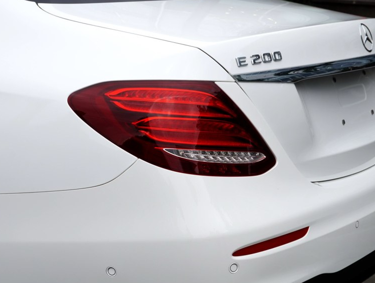 奔驰e后大灯翘起,奥迪大灯,奔驰e_大山谷图库